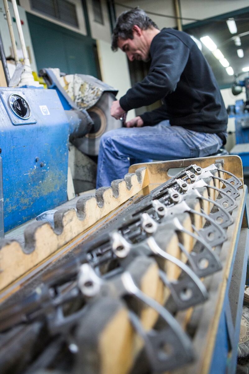 Les coulisses de la fabrication des revolvers Manurhin de la PME ...
