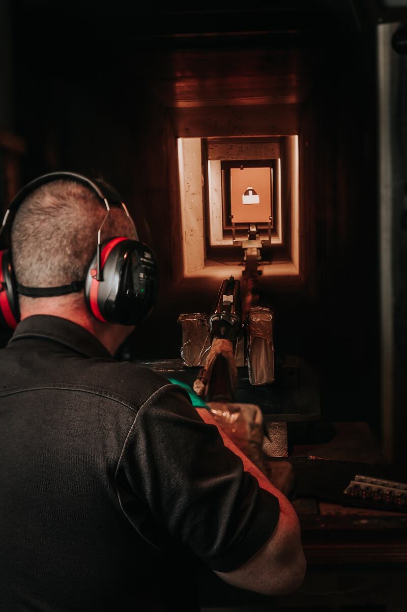 Les coulisses de la fabrication des revolvers Manurhin de la PME ...
